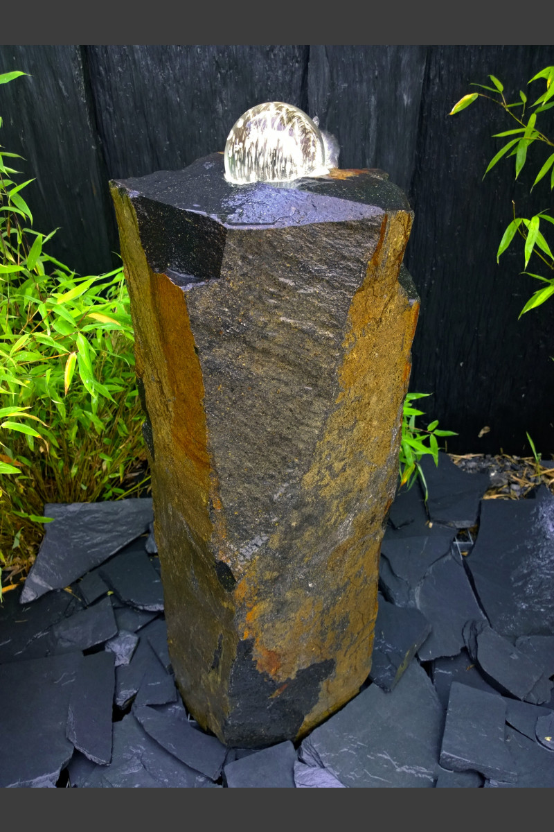 Quellstein Basaltsäule mit drehender Glaskugel 10cm - Monolithique