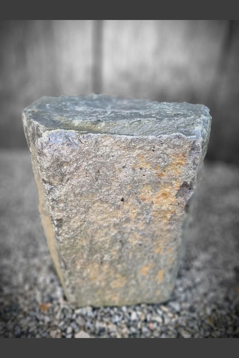 Basalt Hocker - Monolithique
