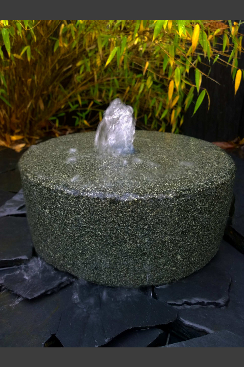 Granit Mühlstein Quellstein schwarz 30cm - Monolithique